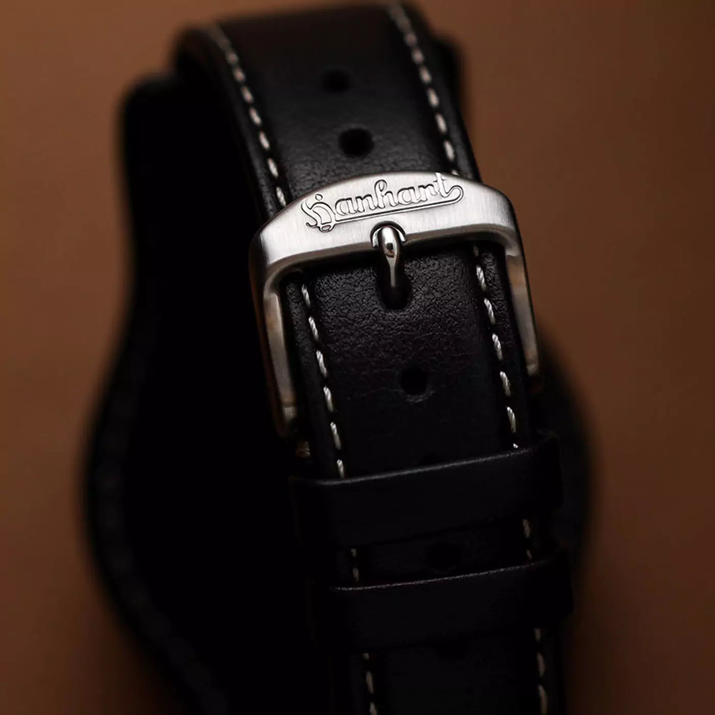 Hanhart - PIONEER Mk II - Antikweiss - 40 mm - Hellbraunes Leder